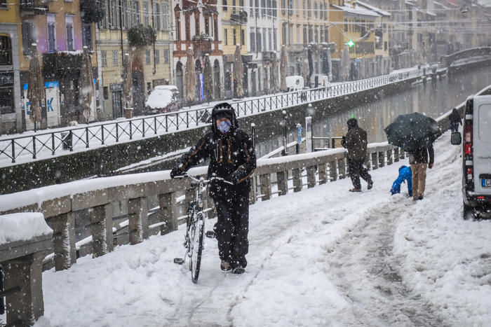 Maltempo: Milano e la Lombardia si risvegliano con la neve. Fiocchi ...