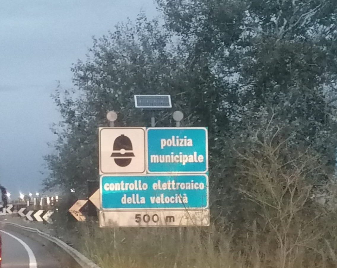 L’autovelox installato sulla SS 106 Ionica nel territorio di Scanzano Jonico, in direzione ...