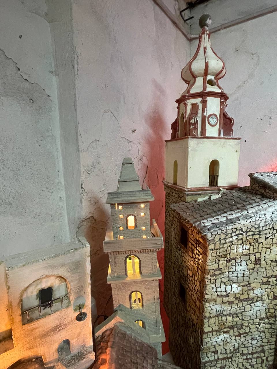 Creatività, passione e presepi artigianali: la storia di Francesco e ...