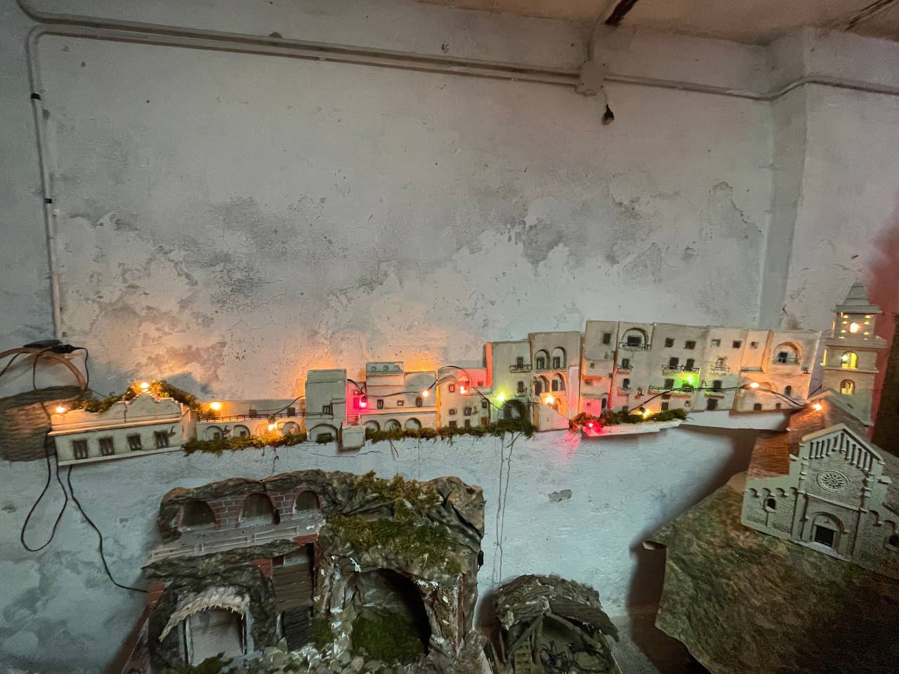 Creatività, passione e presepi artigianali: la storia di Francesco e ...